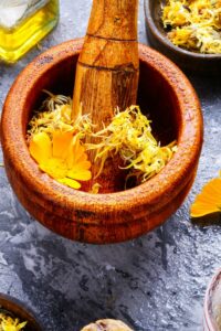 7 Health Benefits Of Calendula + How To Use It